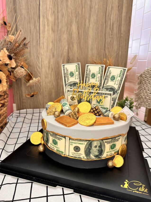 Money-Themed Cake: Edible Currency Symbols & Interactive Money Box ...